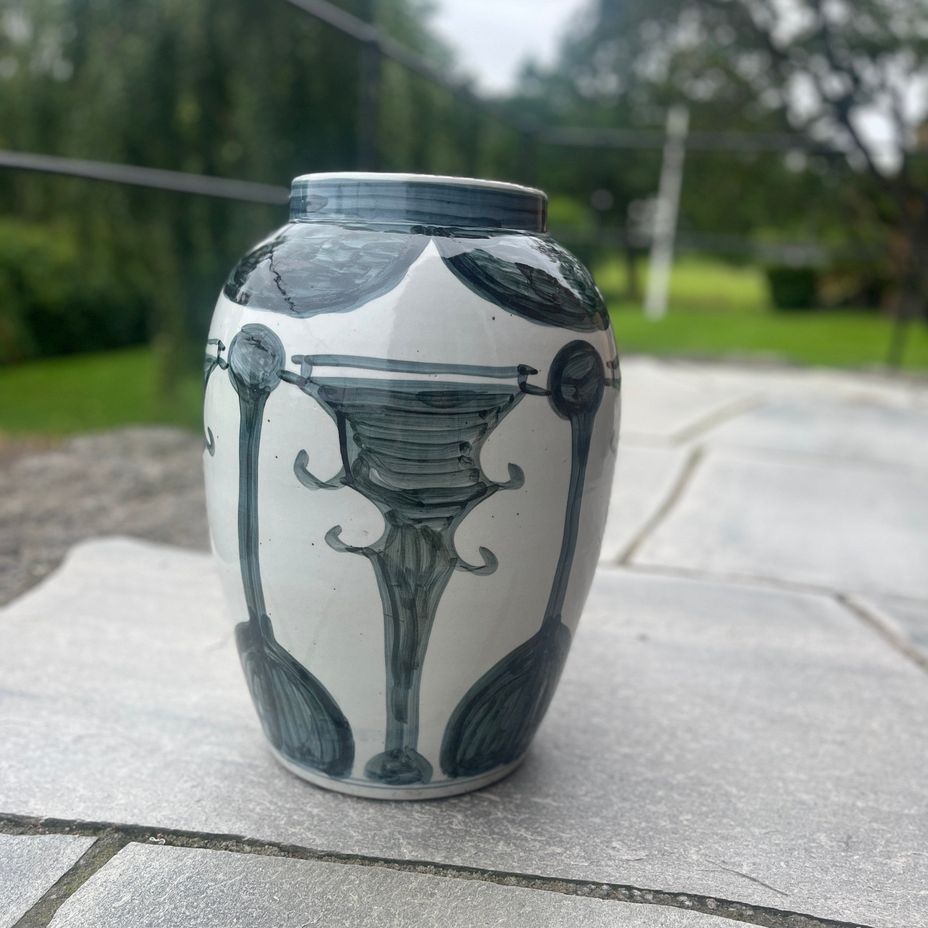 Hvit vase med mønster – The Vanilla Remedy
